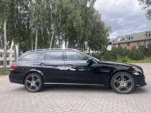 Black Mercedes-Benz E 300 2013 in Raseiniai, with an engine capacity of 2.10 L and mileage of 449 thousand km for 6600 €, photo 8 on AUTOMOTO.COM.LV