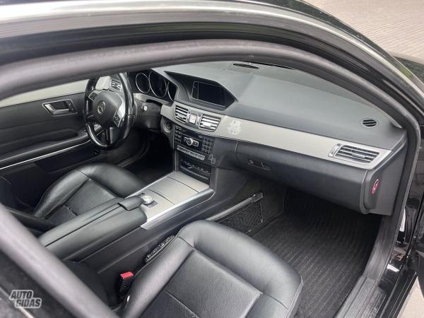 Black Mercedes-Benz E 300 2013 in Raseiniai, with an engine capacity of 2.10 L and mileage of 449 thousand km for 6600 €, photo 9 on AUTOMOTO.COM.LV
