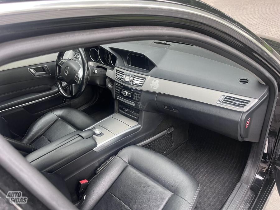 Black Mercedes-Benz E 300 2013 in Raseiniai, with an engine capacity of 2.10 L and mileage of 449 thousand km for 6600 €, photo 10 on AUTOMOTO.COM.LV