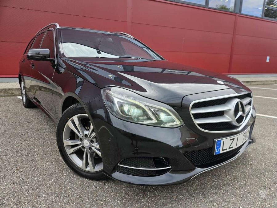 Black Mercedes-Benz E 300 2013 in Kaunas, with an engine capacity of 2.99 L and mileage of 361 thousand km for 7700 €, photo 3 on AUTOMOTO.COM.LV