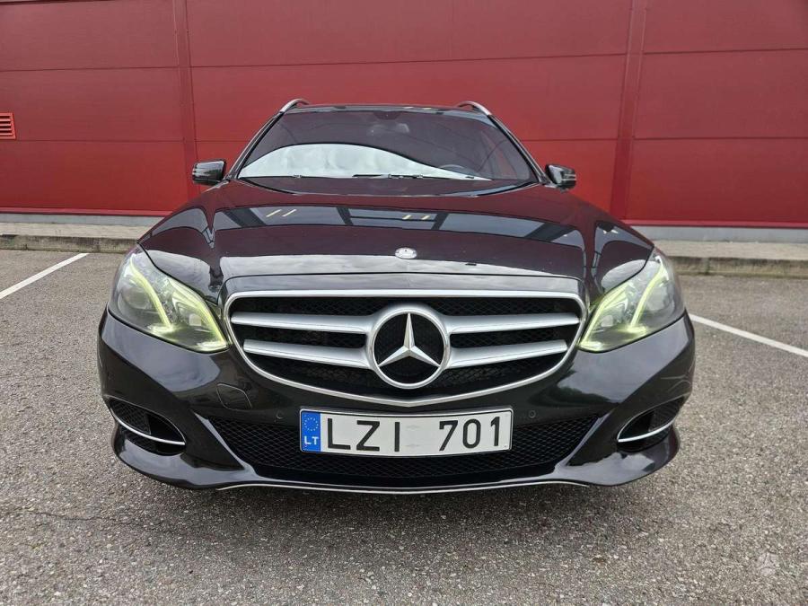 Black Mercedes-Benz E 300 2013 in Kaunas, with an engine capacity of 2.99 L and mileage of 361 thousand km for 7700 €, photo 4 on AUTOMOTO.COM.LV