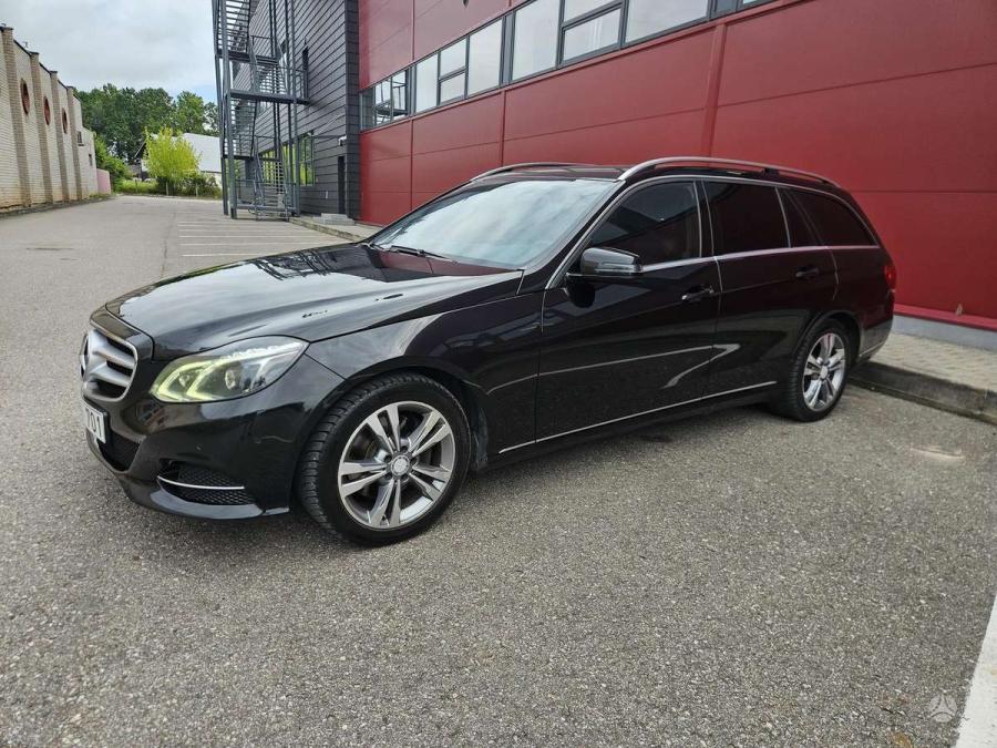 Black Mercedes-Benz E 300 2013 in Kaunas, with an engine capacity of 2.99 L and mileage of 361 thousand km for 7700 €, photo 5 on AUTOMOTO.COM.LV