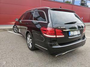 Black Mercedes-Benz E 300 2013 in Kaunas, with an engine capacity of 2.99 L and mileage of 361 thousand km for 7700 €, photo 16 on AUTOMOTO.COM.LV