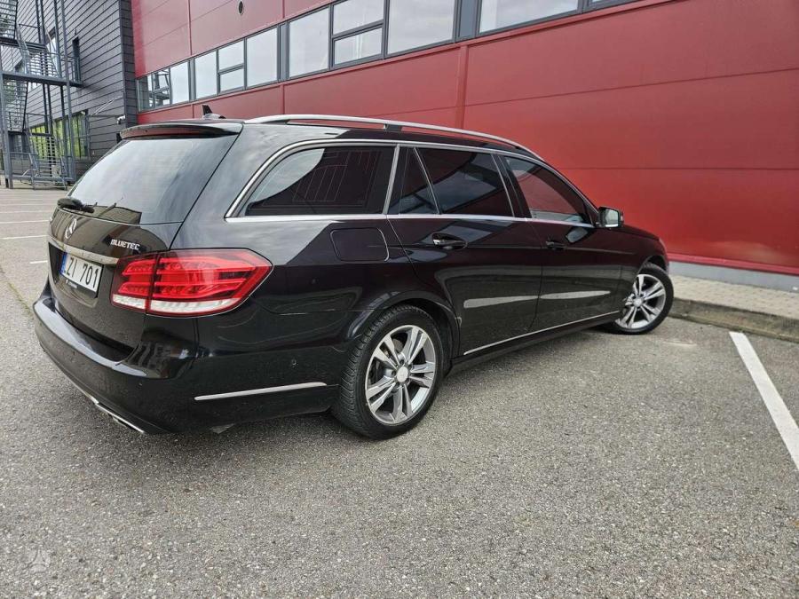 Black Mercedes-Benz E 300 2013 in Kaunas, with an engine capacity of 2.99 L and mileage of 361 thousand km for 7700 €, photo 19 on AUTOMOTO.COM.LV