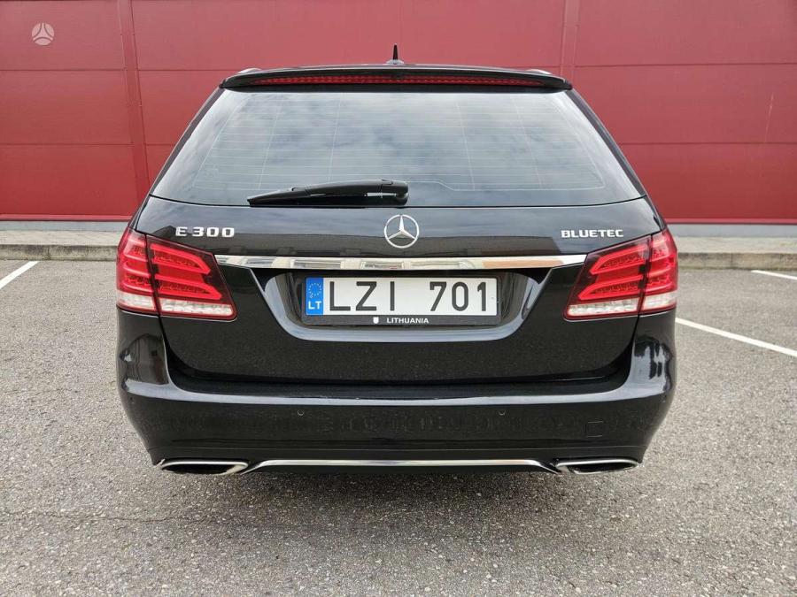 Black Mercedes-Benz E 300 2013 in Kaunas, with an engine capacity of 2.99 L and mileage of 361 thousand km for 7700 €, photo 20 on AUTOMOTO.COM.LV