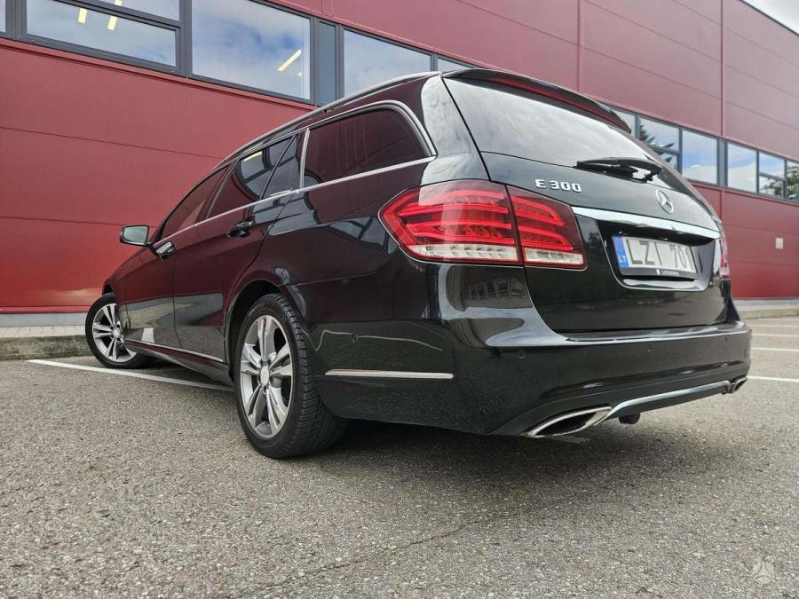 Black Mercedes-Benz E 300 2013 in Kaunas, with an engine capacity of 2.99 L and mileage of 361 thousand km for 7700 €, photo 21 on AUTOMOTO.COM.LV