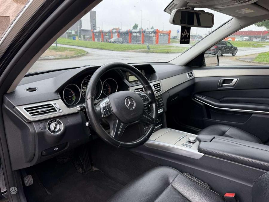 Melns Mercedes-Benz E 300 2014 Kauņa, ar dzinēja tilpumu 2.14 L un nobraukumu 310 tūkst. km par 5650 €, foto 12 vietnē AUTOMOTO.COM.LV