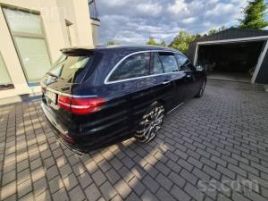 Black Mercedes-Benz E 300 2017 in Riga, with an engine capacity of 3.00 L and mileage of 190 thousand km for 28000 €, photo 4 on AUTOMOTO.COM.LV
