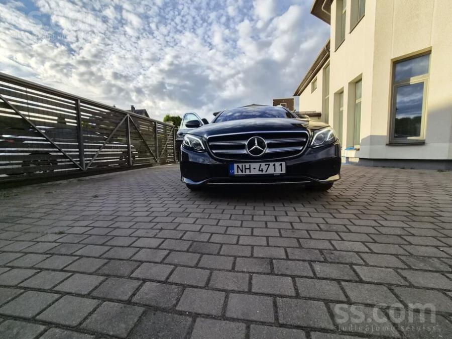 Black Mercedes-Benz E 300 2017 in Riga, with an engine capacity of 3.00 L and mileage of 190 thousand km for 28000 €, photo 5 on AUTOMOTO.COM.LV