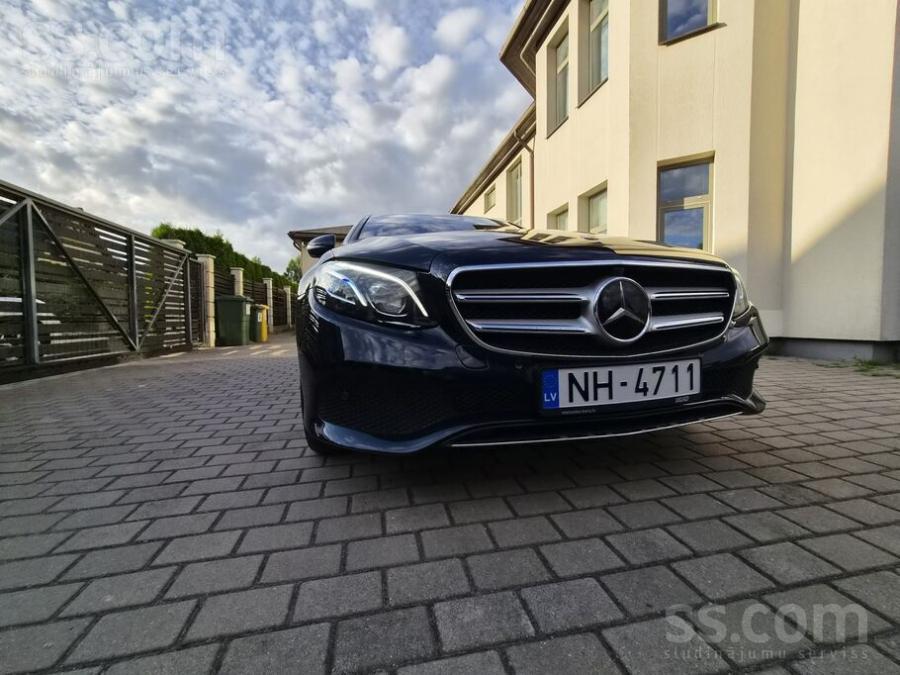 Black Mercedes-Benz E 300 2017 in Riga, with an engine capacity of 3.00 L and mileage of 190 thousand km for 28000 €, photo 6 on AUTOMOTO.COM.LV