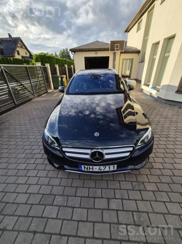 Black Mercedes-Benz E 300 2017 in Riga, with an engine capacity of 3.00 L and mileage of 190 thousand km for 28000 €, photo 6 on AUTOMOTO.COM.LV