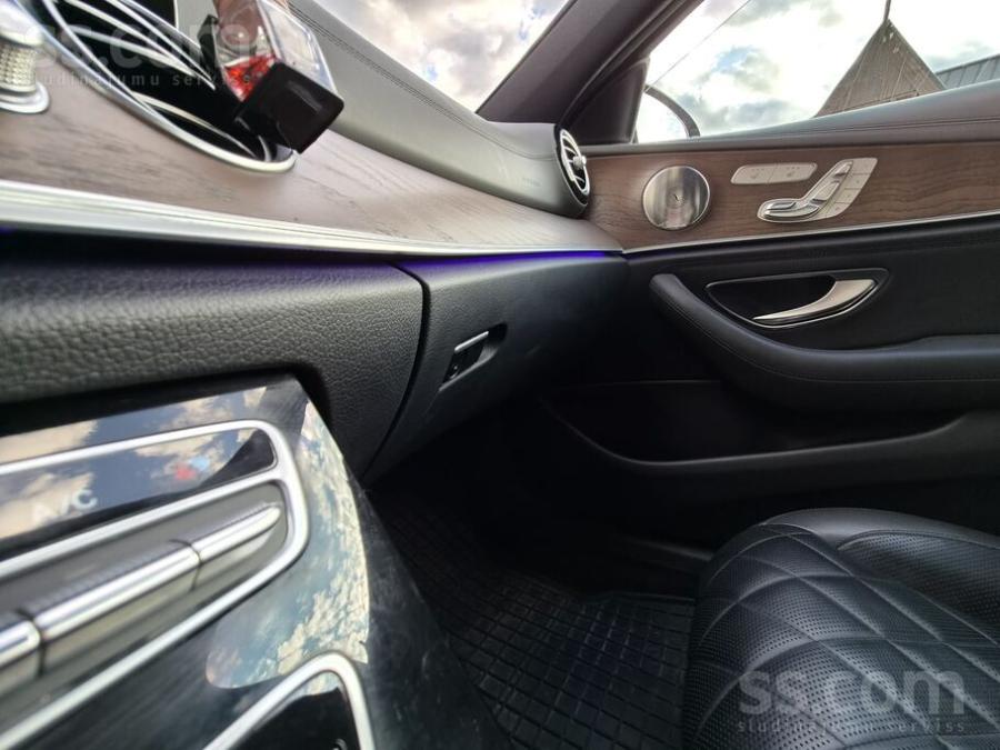 Black Mercedes-Benz E 300 2017 in Riga, with an engine capacity of 3.00 L and mileage of 190 thousand km for 28000 €, photo 17 on AUTOMOTO.COM.LV