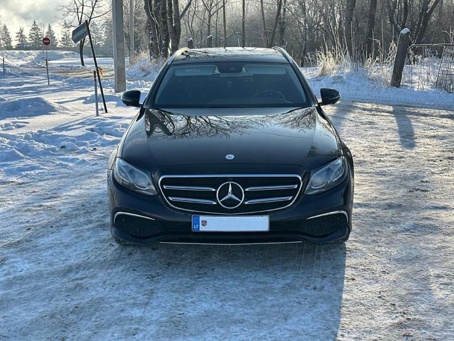 Black Mercedes-Benz E 300 2019 in Kaunas, with an engine capacity of 1.95 L and mileage of 237 thousand km for 14299 €, photo 1 on AUTOMOTO.COM.LV