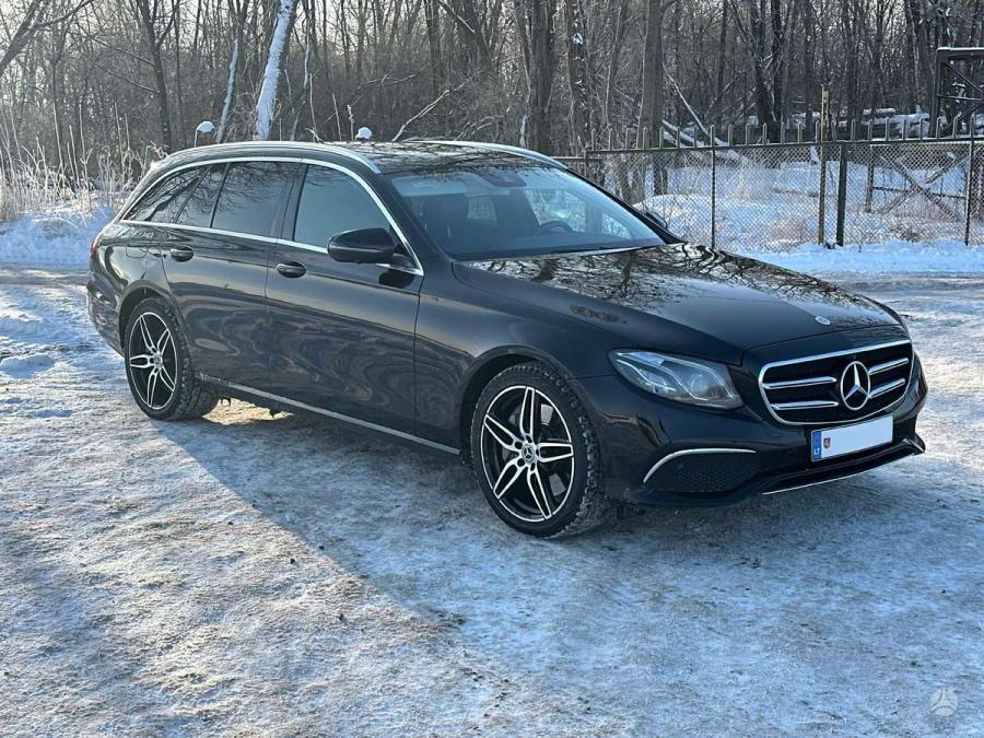 Black Mercedes-Benz E 300 2019 in Kaunas, with an engine capacity of 1.95 L and mileage of 237 thousand km for 14299 €, photo 2 on AUTOMOTO.COM.LV