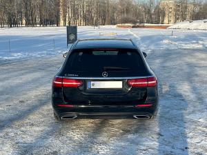 Black Mercedes-Benz E 300 2019 in Kaunas, with an engine capacity of 1.95 L and mileage of 237 thousand km for 14299 €, photo 4 on AUTOMOTO.COM.LV