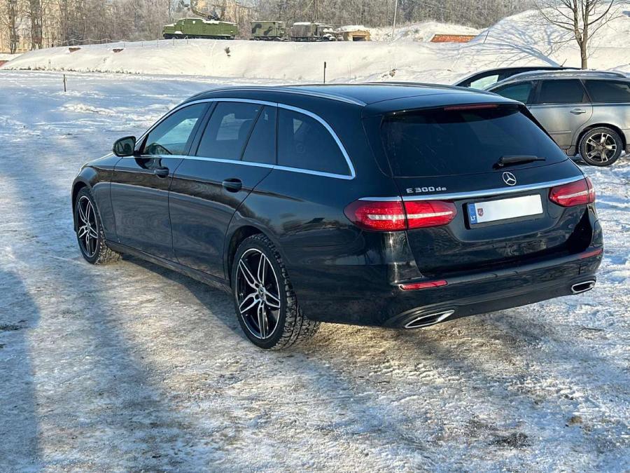 Black Mercedes-Benz E 300 2019 in Kaunas, with an engine capacity of 1.95 L and mileage of 237 thousand km for 14299 €, photo 5 on AUTOMOTO.COM.LV