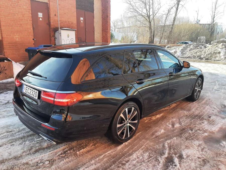 Black Mercedes-Benz E 300 2019 in Klaipeda, with an engine capacity of 1.95 L and mileage of 437 thousand km for 19700 €, photo 4 on AUTOMOTO.COM.LV