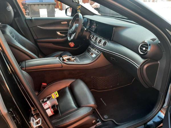 Black Mercedes-Benz E 300 2019 in Klaipeda, with an engine capacity of 1.95 L and mileage of 437 thousand km for 19700 €, photo 5 on AUTOMOTO.COM.LV