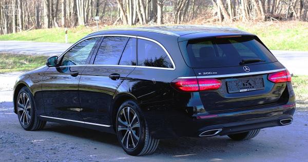 Melns Mercedes-Benz E 300 2019 Petrikaičiai, ar dzinēja tilpumu 2.00 L un nobraukumu 273 tūkst. km par 18950 €, foto 9 vietnē AUTOMOTO.COM.LV
