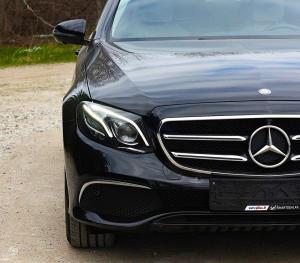 Black Mercedes-Benz E 300 2019 in Kretinga, with an engine capacity of 1.95 L and mileage of 273 thousand km for 16999 €, photo 3 on AUTOMOTO.COM.LV