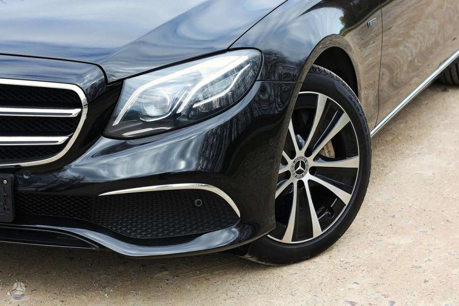 Black Mercedes-Benz E 300 2019 in Kretinga, with an engine capacity of 1.95 L and mileage of 273 thousand km for 16999 €, photo 6 on AUTOMOTO.COM.LV