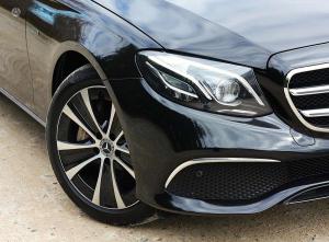 Black Mercedes-Benz E 300 2019 in Kretinga, with an engine capacity of 1.95 L and mileage of 273 thousand km for 16999 €, photo 10 on AUTOMOTO.COM.LV