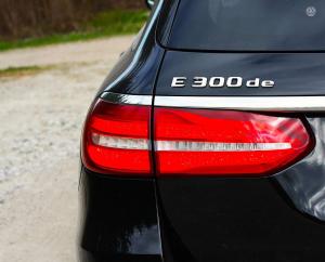 Black Mercedes-Benz E 300 2019 in Kretinga, with an engine capacity of 1.95 L and mileage of 273 thousand km for 16999 €, photo 15 on AUTOMOTO.COM.LV