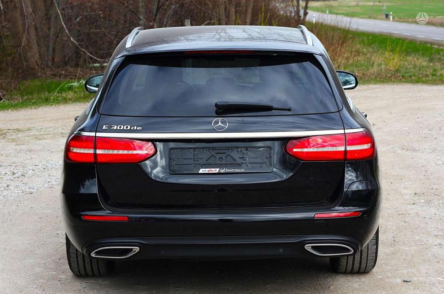 Black Mercedes-Benz E 300 2019 in Kretinga, with an engine capacity of 1.95 L and mileage of 273 thousand km for 16999 €, photo 16 on AUTOMOTO.COM.LV