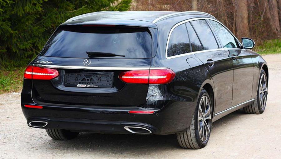 Black Mercedes-Benz E 300 2019 in Kretinga, with an engine capacity of 1.95 L and mileage of 273 thousand km for 16999 €, photo 17 on AUTOMOTO.COM.LV