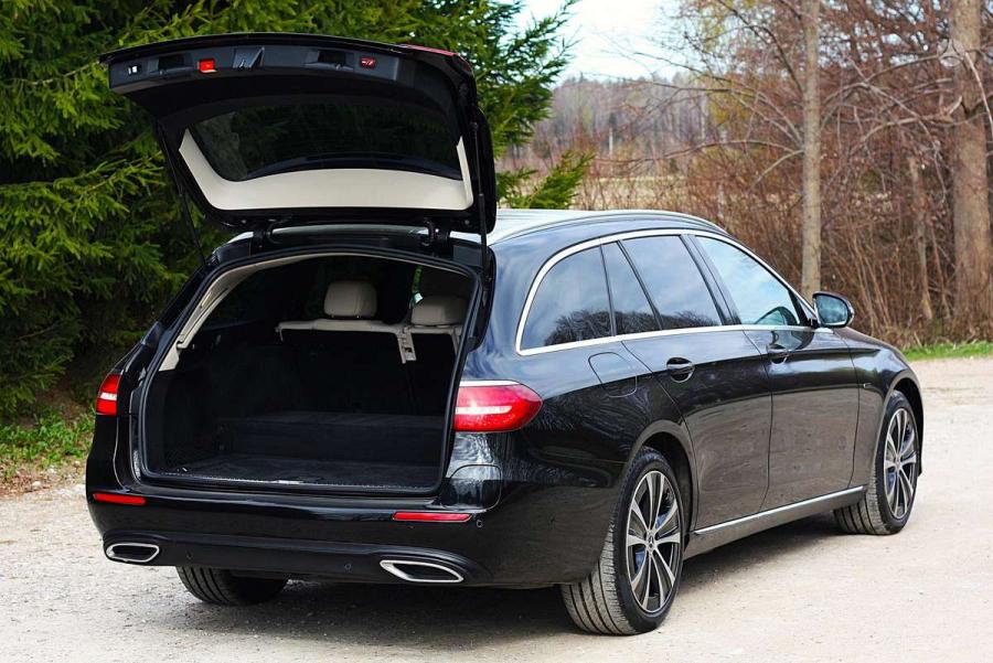 Black Mercedes-Benz E 300 2019 in Kretinga, with an engine capacity of 1.95 L and mileage of 273 thousand km for 16999 €, photo 19 on AUTOMOTO.COM.LV