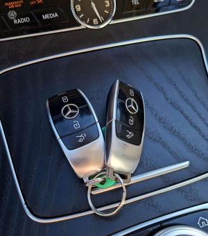 Black Mercedes-Benz E 300 2019 in Kretinga, with an engine capacity of 1.95 L and mileage of 273 thousand km for 16999 €, photo 38 on AUTOMOTO.COM.LV