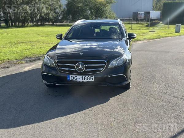 Black Mercedes-Benz E 300 2019 in Riga, with an engine capacity of 2.00 L and mileage of 400 thousand km for 14400 €, photo 3 on AUTOMOTO.COM.LV