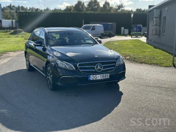 Black Mercedes-Benz E 300 2019 in Riga, with an engine capacity of 2.00 L and mileage of 400 thousand km for 14400 €, photo 4 on AUTOMOTO.COM.LV