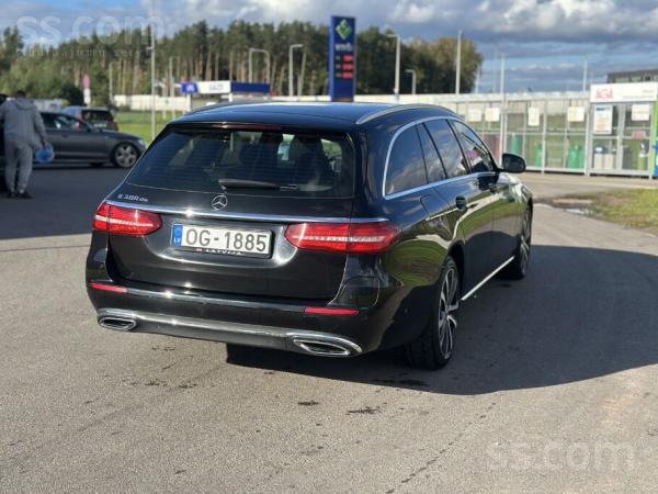Black Mercedes-Benz E 300 2019 in Riga, with an engine capacity of 2.00 L and mileage of 400 thousand km for 14400 €, photo 5 on AUTOMOTO.COM.LV
