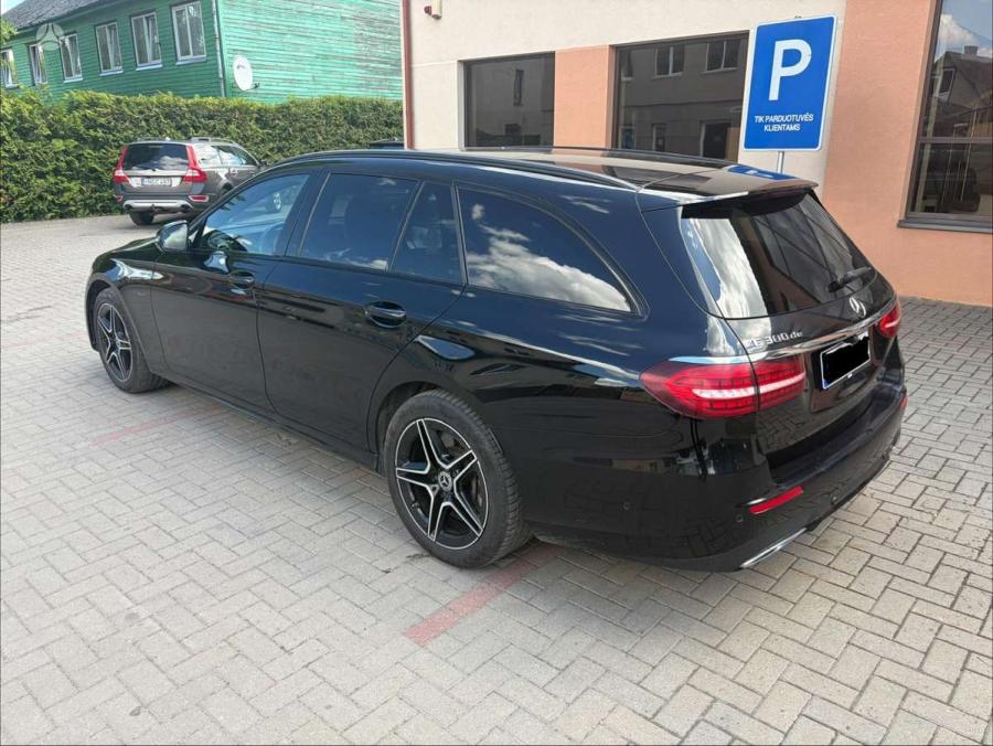 Black Mercedes-Benz E 300 2020 in Kaunas, with an engine capacity of 1.95 L and mileage of 176 thousand km for 18300 €, photo 4 on AUTOMOTO.COM.LV