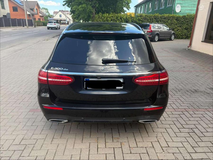 Black Mercedes-Benz E 300 2020 in Kaunas, with an engine capacity of 1.95 L and mileage of 176 thousand km for 18300 €, photo 5 on AUTOMOTO.COM.LV
