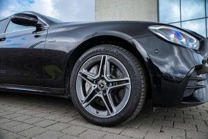 Black Mercedes-Benz E 300 2020 in Marijampole, with an engine capacity of 1.95 L and mileage of 204 thousand km for 23950 €, photo 8 on AUTOMOTO.COM.LV