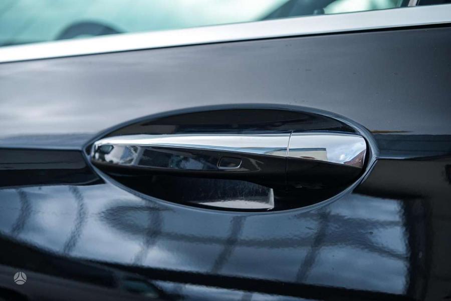 Black Mercedes-Benz E 300 2020 in Marijampole, with an engine capacity of 1.95 L and mileage of 204 thousand km for 23950 €, photo 9 on AUTOMOTO.COM.LV
