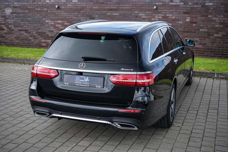Black Mercedes-Benz E 300 2020 in Marijampole, with an engine capacity of 1.95 L and mileage of 204 thousand km for 23950 €, photo 13 on AUTOMOTO.COM.LV