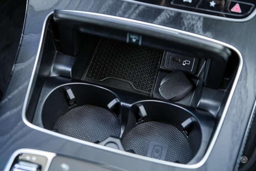 Black Mercedes-Benz E 300 2020 in Marijampole, with an engine capacity of 1.95 L and mileage of 204 thousand km for 23950 €, photo 25 on AUTOMOTO.COM.LV
