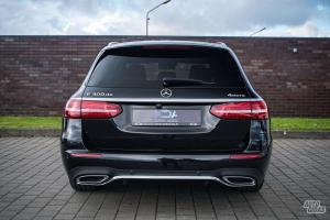 Black Mercedes-Benz E 300 2020 in Kaunas, with an engine capacity of 2.00 L and mileage of 204 thousand km for 23950 €, photo 12 on AUTOMOTO.COM.LV