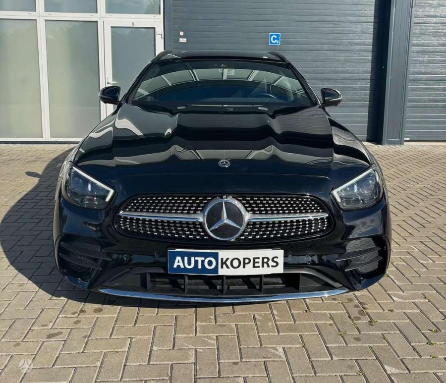 Black Mercedes-Benz E 300 2020 in Kaunas, with an engine capacity of 1.95 L and mileage of 176 thousand km for 23800 €, photo 3 on AUTOMOTO.COM.LV