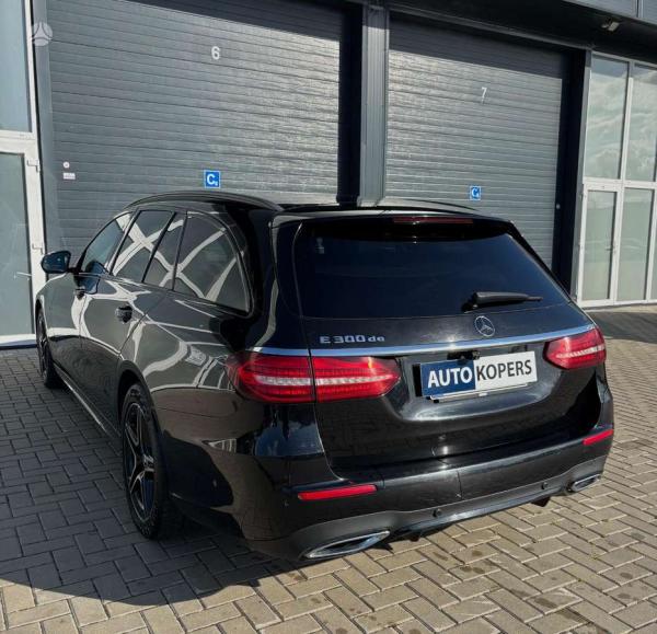 Black Mercedes-Benz E 300 2020 in Kaunas, with an engine capacity of 1.95 L and mileage of 176 thousand km for 23800 €, photo 4 on AUTOMOTO.COM.LV