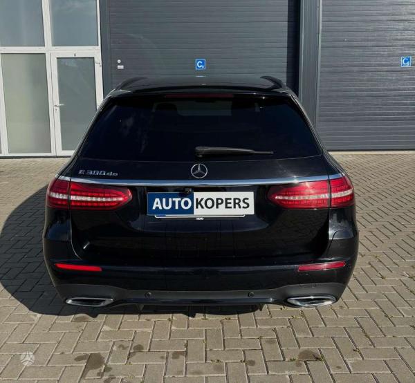 Black Mercedes-Benz E 300 2020 in Kaunas, with an engine capacity of 1.95 L and mileage of 176 thousand km for 23800 €, photo 5 on AUTOMOTO.COM.LV
