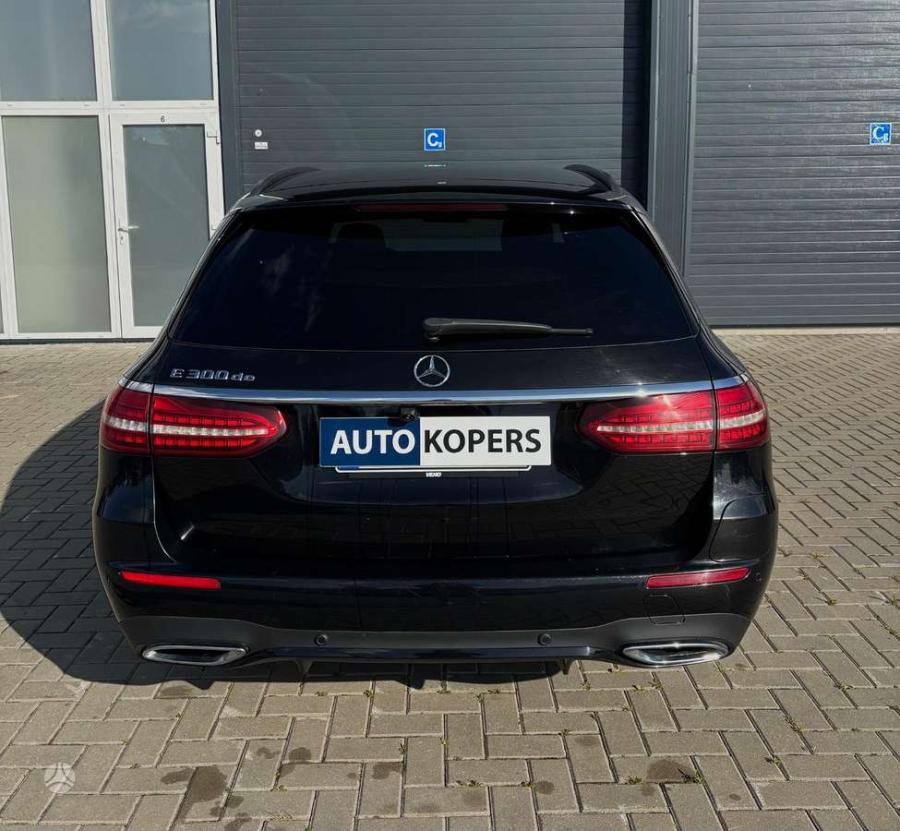 Black Mercedes-Benz E 300 2020 in Kaunas, with an engine capacity of 1.95 L and mileage of 176 thousand km for 23800 €, photo 6 on AUTOMOTO.COM.LV