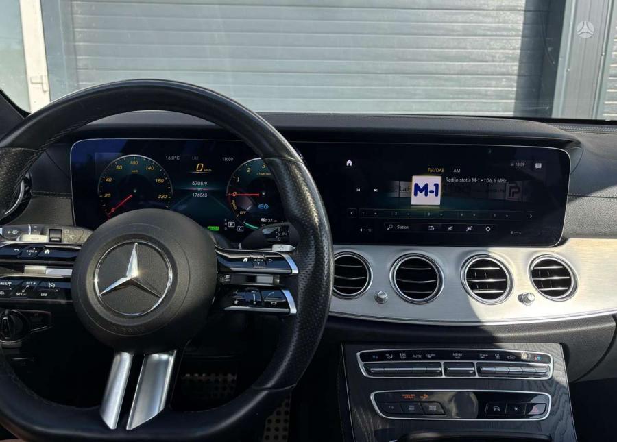 Black Mercedes-Benz E 300 2020 in Kaunas, with an engine capacity of 1.95 L and mileage of 176 thousand km for 23800 €, photo 13 on AUTOMOTO.COM.LV