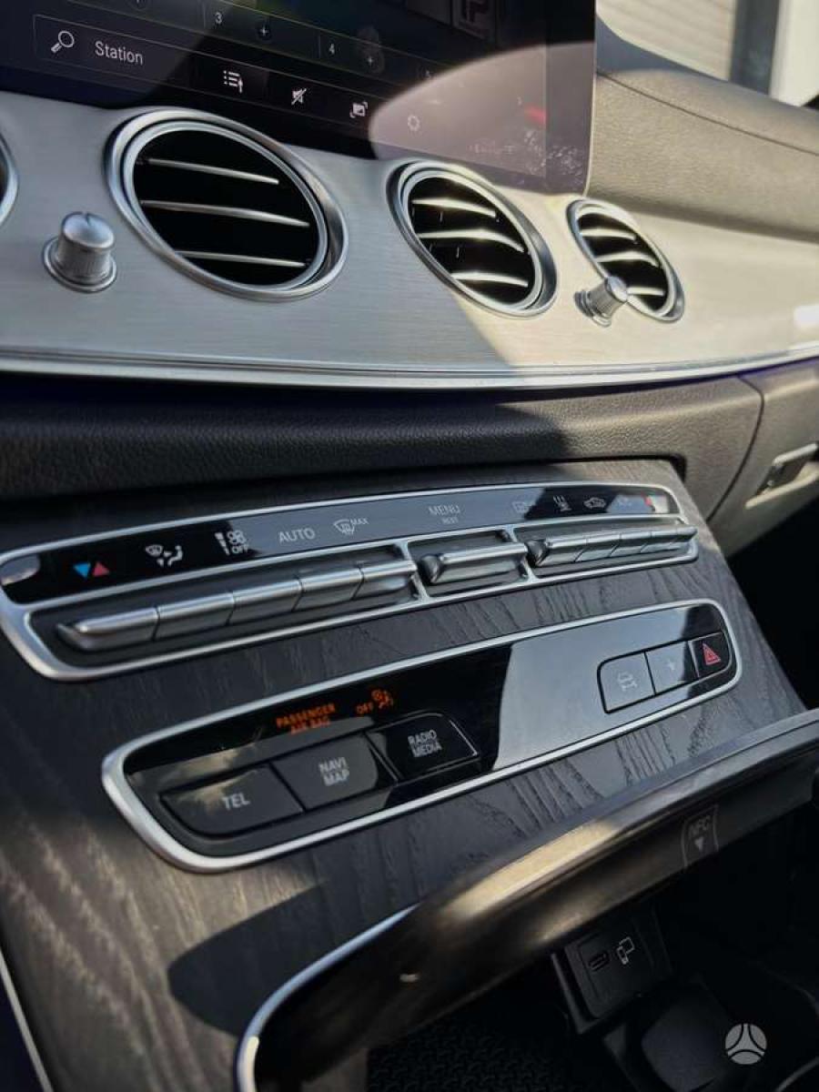 Black Mercedes-Benz E 300 2020 in Kaunas, with an engine capacity of 1.95 L and mileage of 176 thousand km for 23800 €, photo 18 on AUTOMOTO.COM.LV