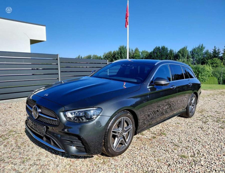 Black Mercedes-Benz E 300 2020 in Vilkaviskis, with an engine capacity of 1.95 L and mileage of 221 thousand km for 21800 €, photo 4 on AUTOMOTO.COM.LV