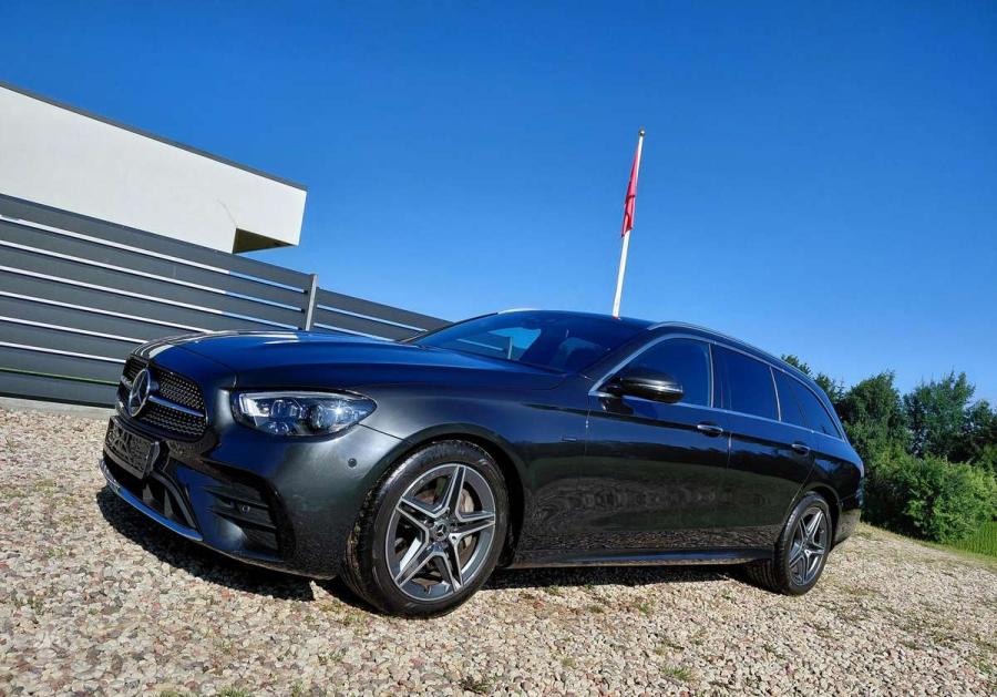 Black Mercedes-Benz E 300 2020 in Vilkaviskis, with an engine capacity of 1.95 L and mileage of 221 thousand km for 21800 €, photo 6 on AUTOMOTO.COM.LV