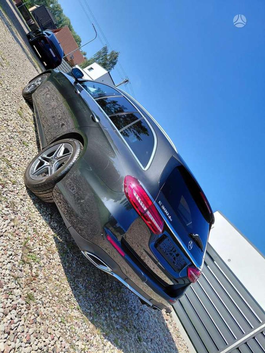 Black Mercedes-Benz E 300 2020 in Vilkaviskis, with an engine capacity of 1.95 L and mileage of 221 thousand km for 21800 €, photo 9 on AUTOMOTO.COM.LV